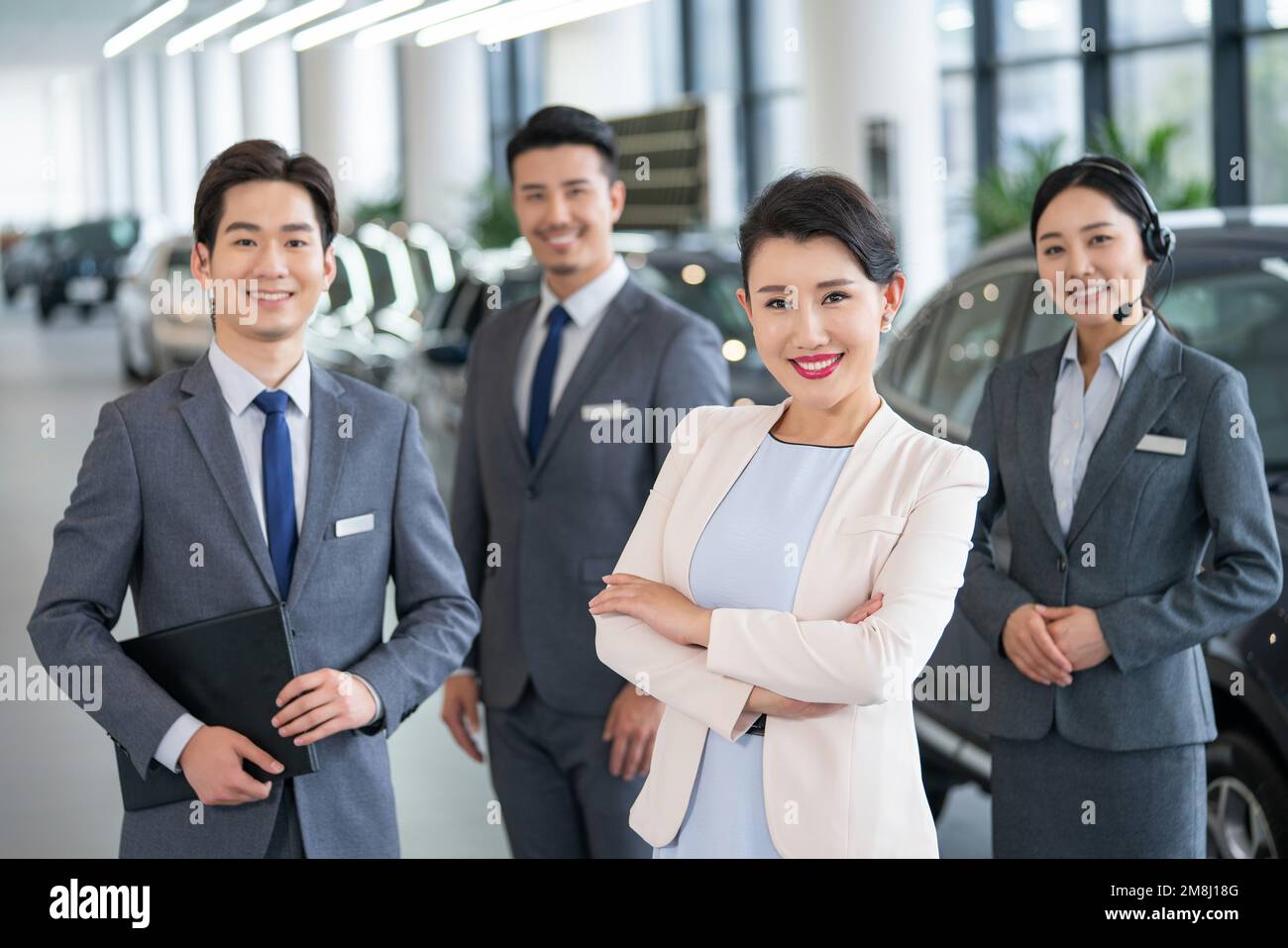 Four young women at shop hi-res stock photography and images - Alamy