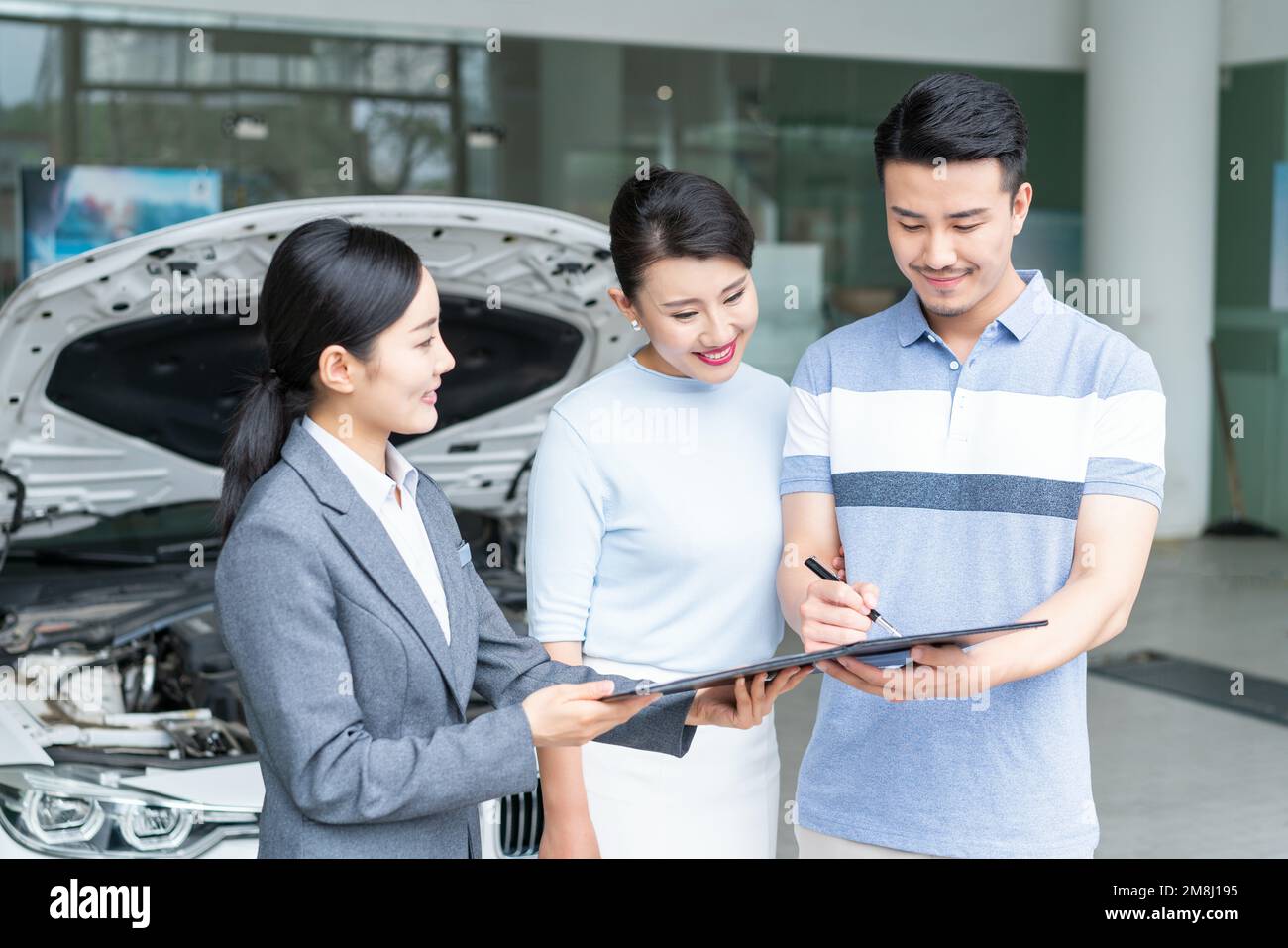 Repair shop mechanics of personnel with the customer Stock Photo - Alamy