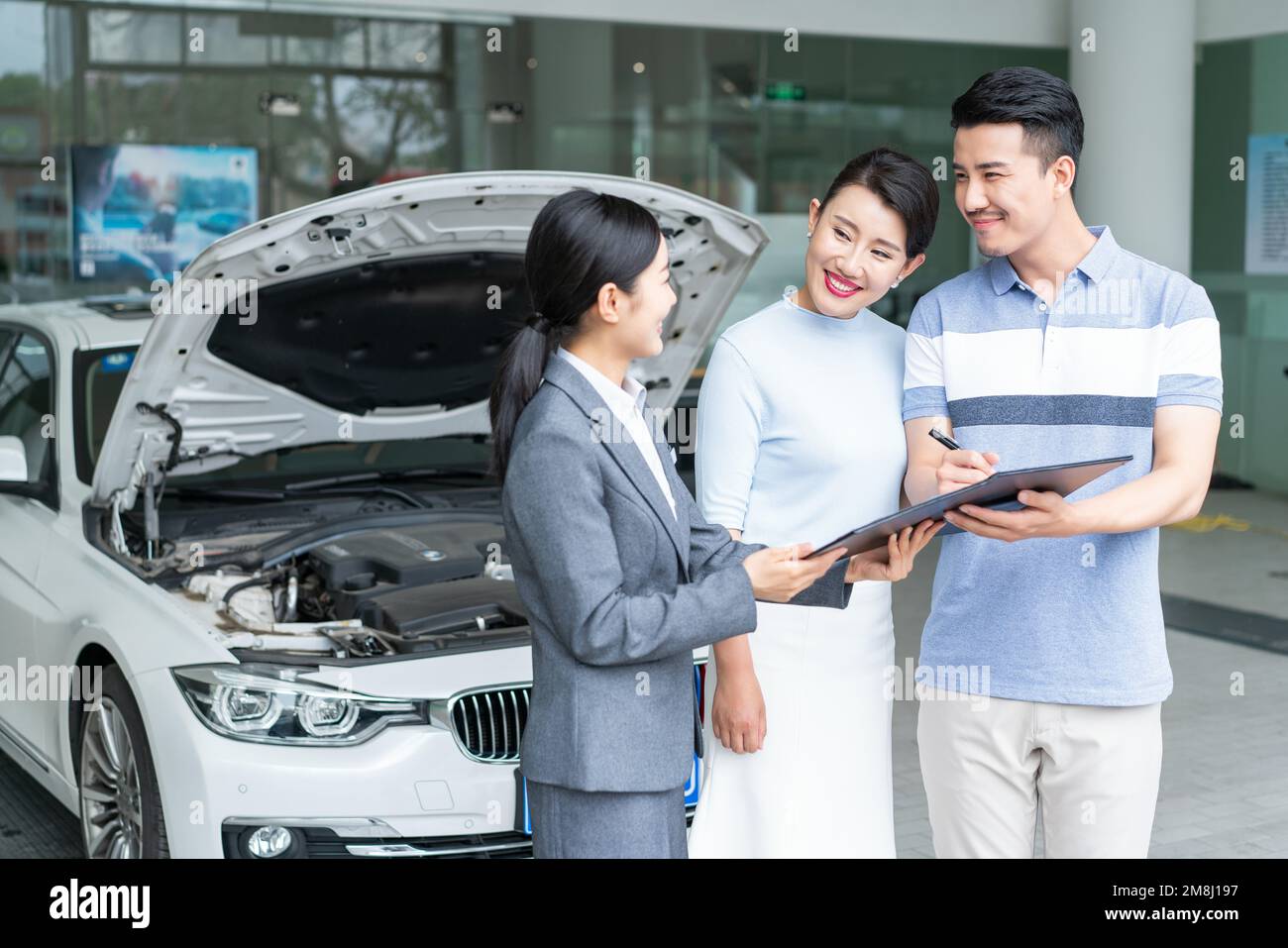 Repair shop mechanics of personnel with the customer Stock Photo - Alamy