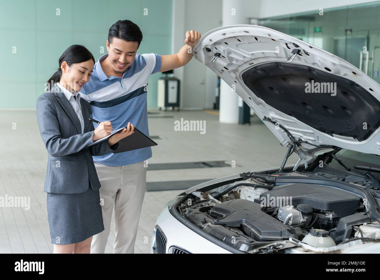 Repair shop mechanics of personnel with the customer Stock Photo - Alamy