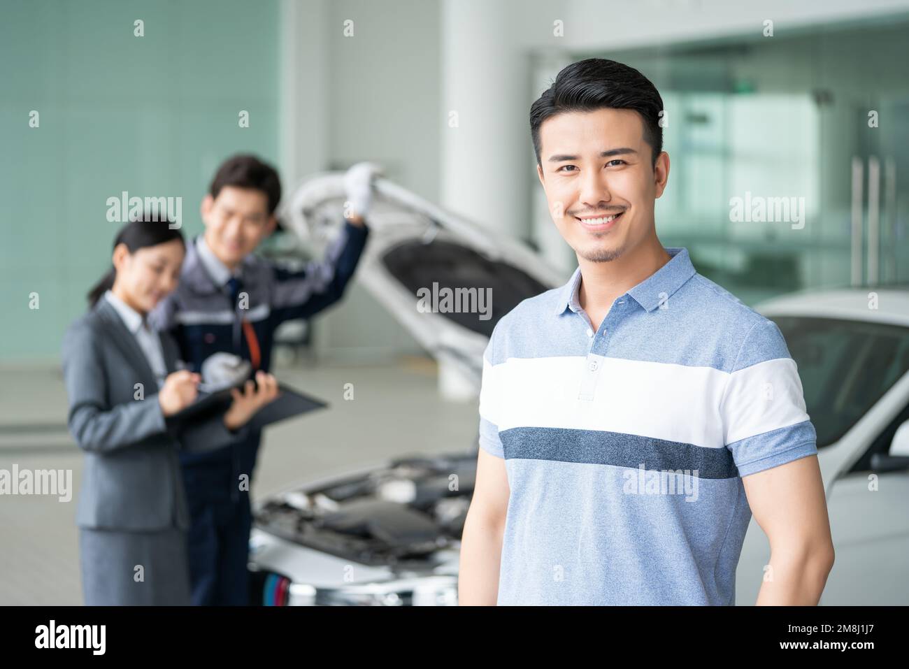 Repair shop mechanics of personnel with the customer Stock Photo - Alamy