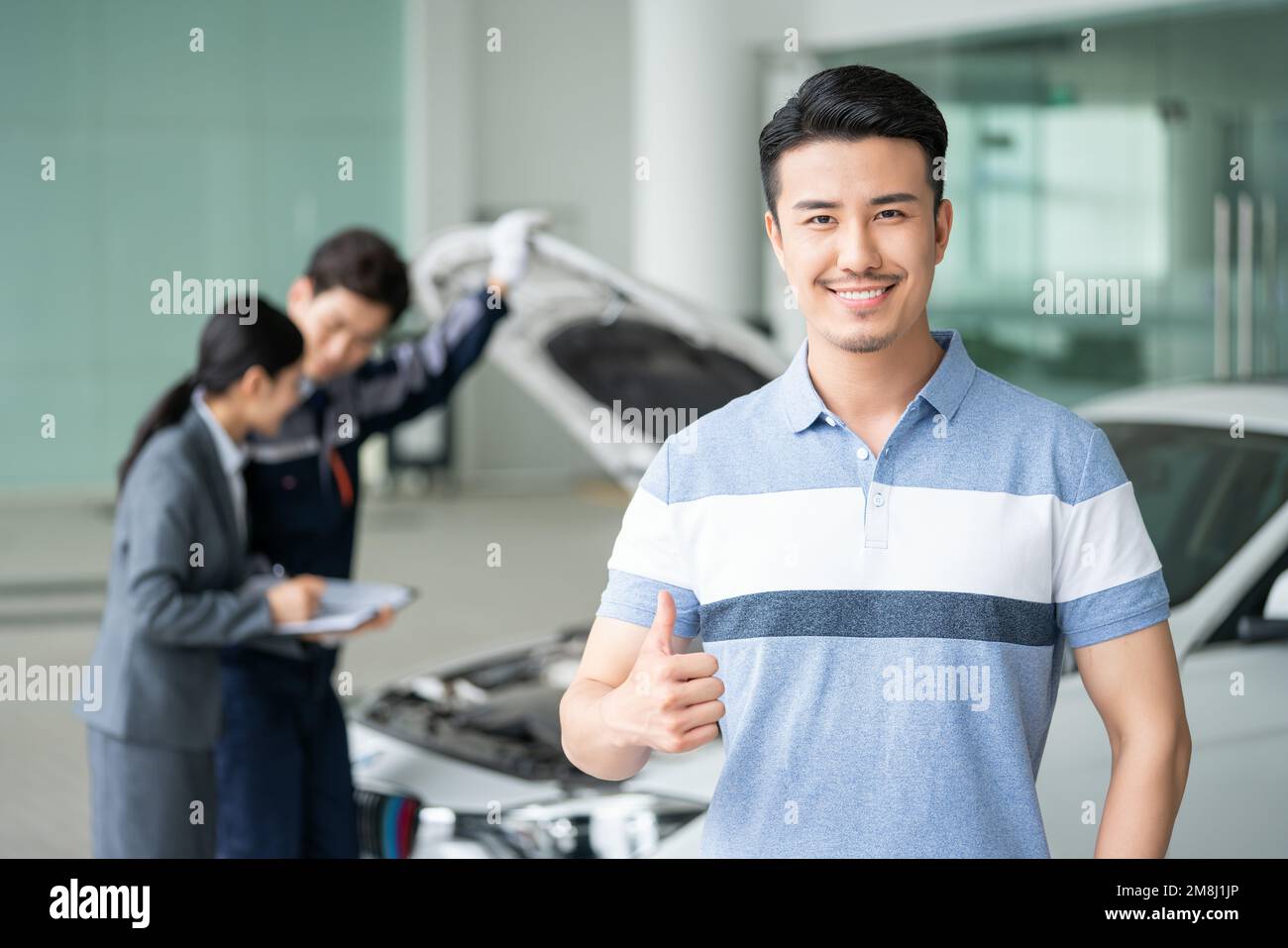 Repair shop mechanics of personnel with the customer Stock Photo - Alamy