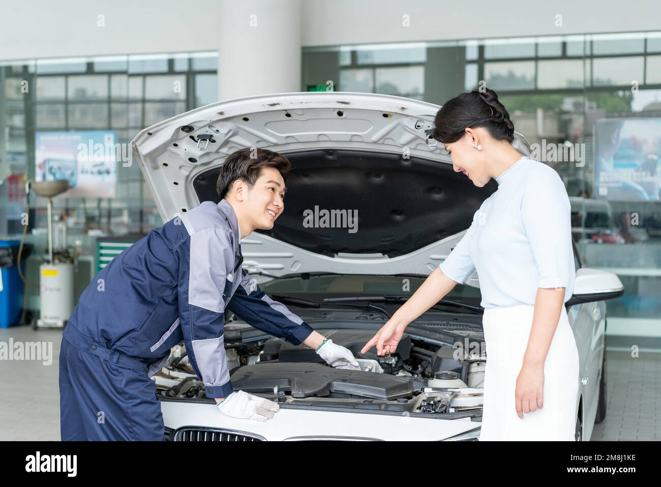 Repair shop mechanics of personnel with the customer Stock Photo - Alamy