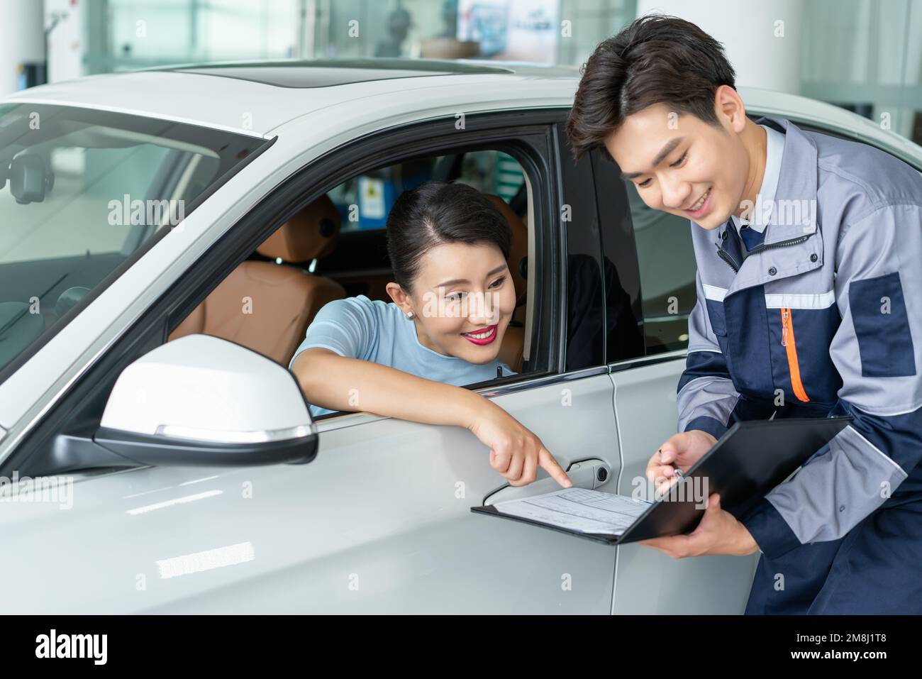 Repair shop mechanics of personnel with the customer Stock Photo - Alamy