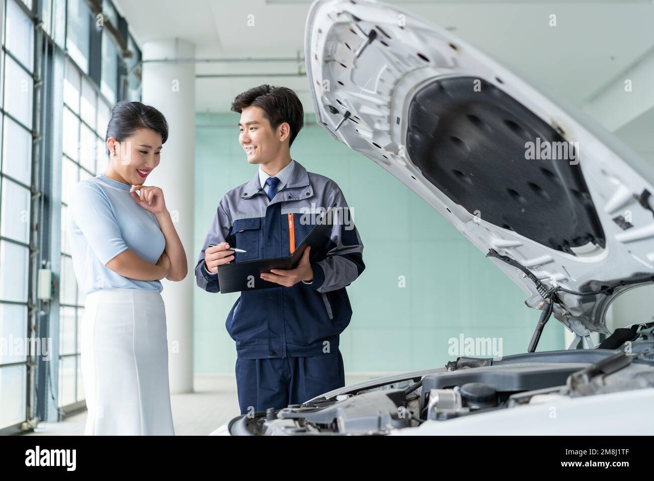 Repair shop mechanics of personnel with the customer Stock Photo - Alamy