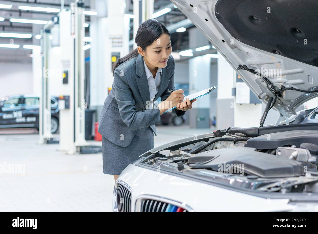 Repair shop staff Stock Photo - Alamy