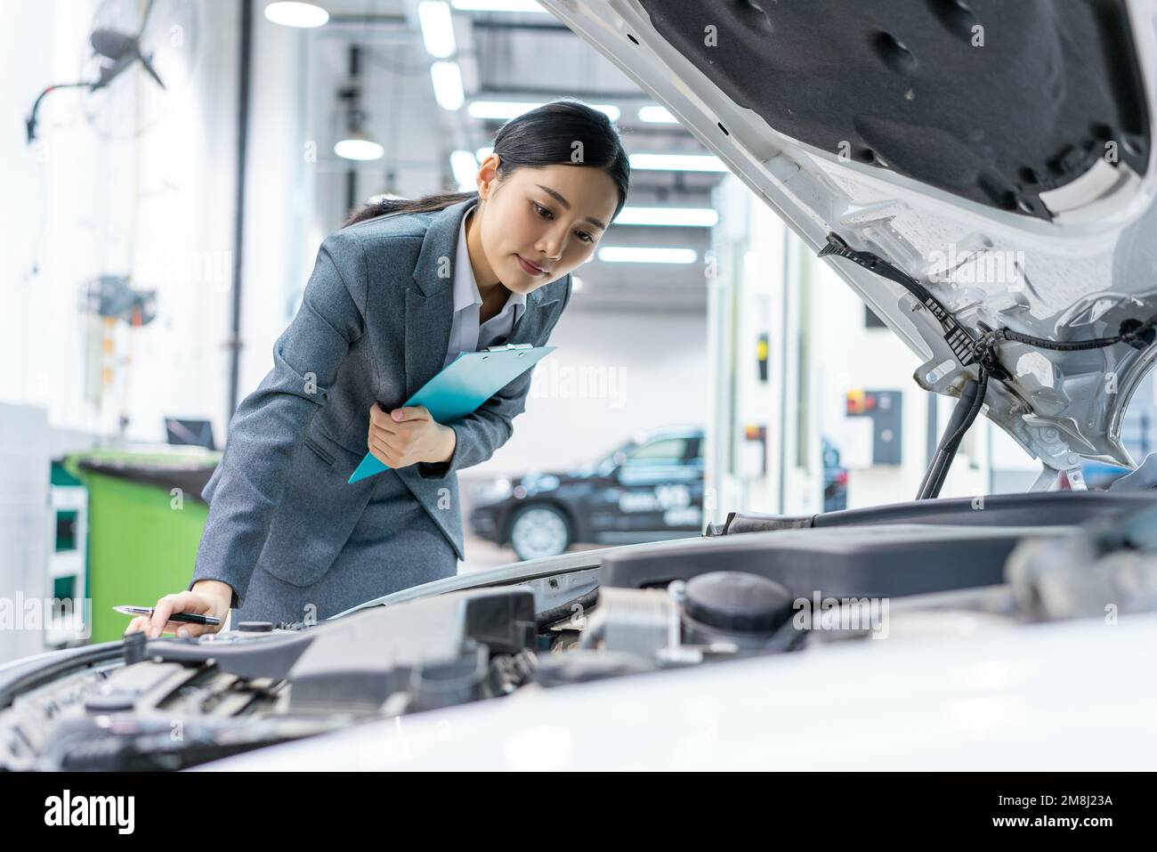 Repair shop staff Stock Photo - Alamy