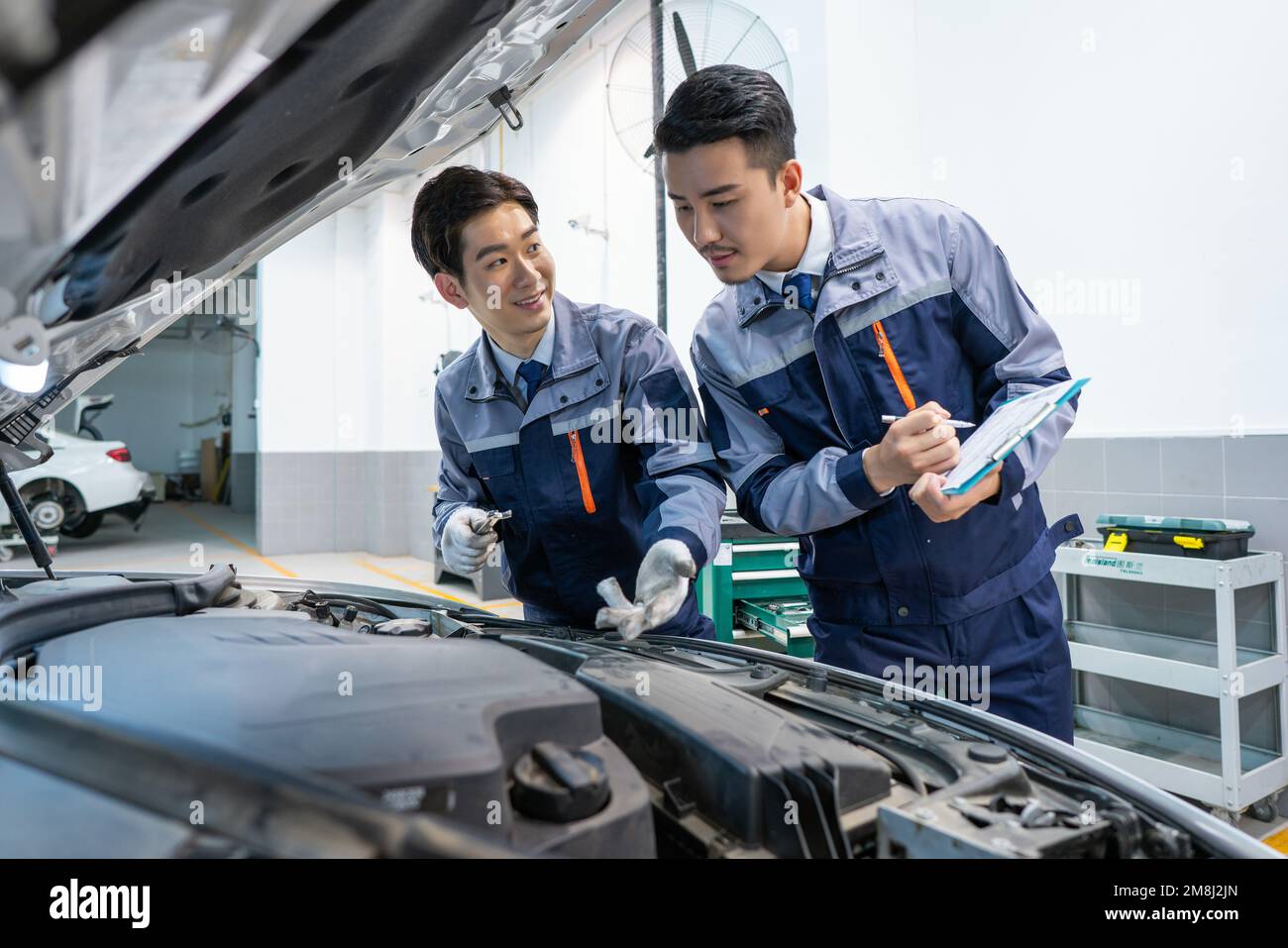 Repair shop mechanics researchers Stock Photo - Alamy