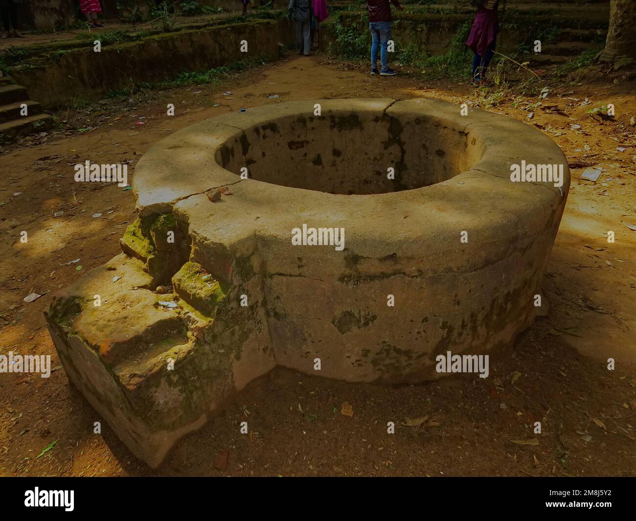 Round stone water well hi-res stock photography and images - Alamy