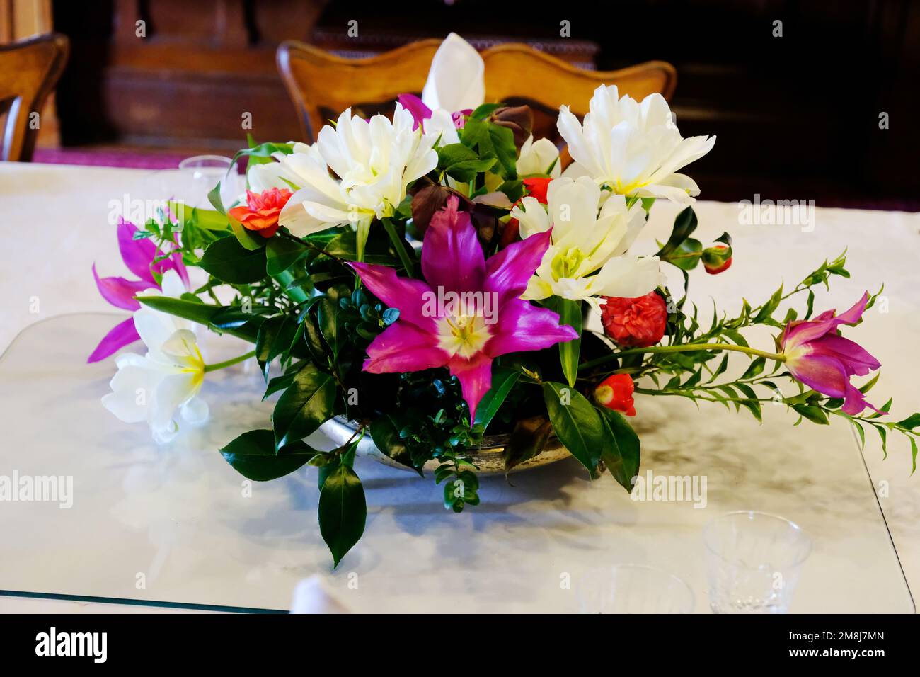 Table flower arrangement - John Gollop Stock Photo - Alamy