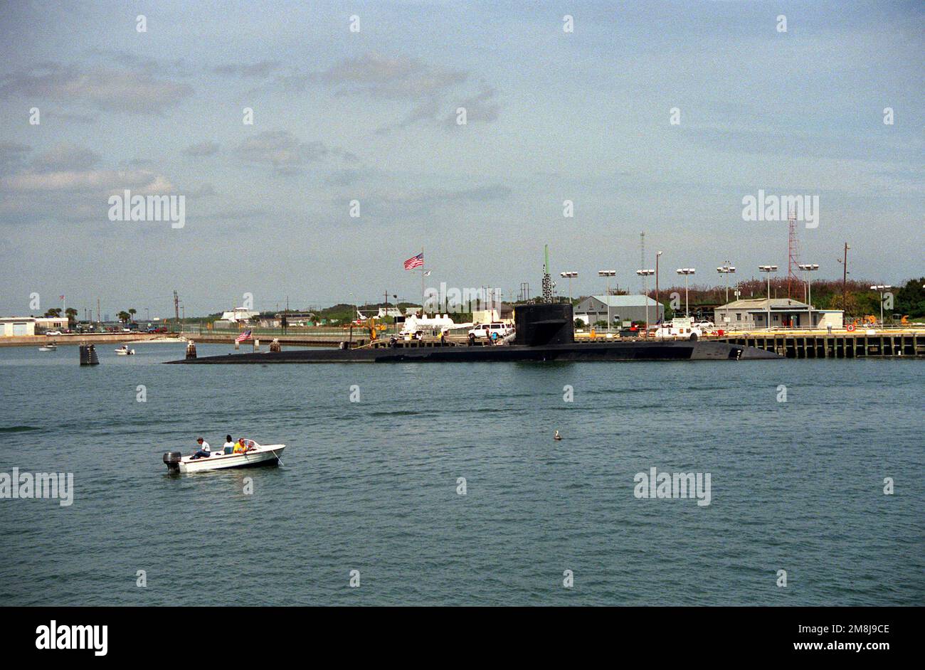 A starboard side view of the nuclear-powered attack submarine USS ...