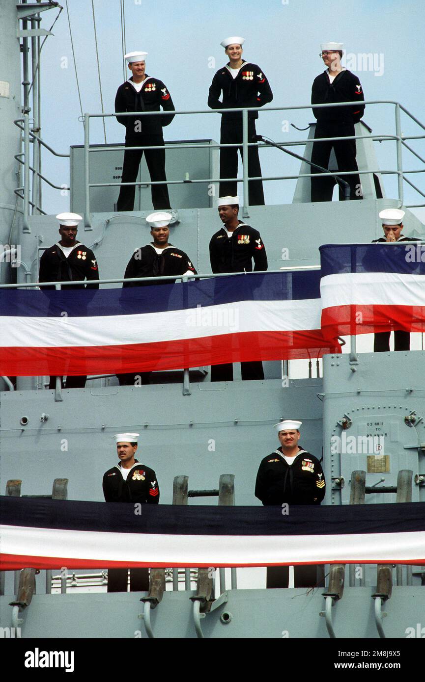 Crewmembers of the tank landing ship USS TUSCALOOSA (LST-1187) are ...