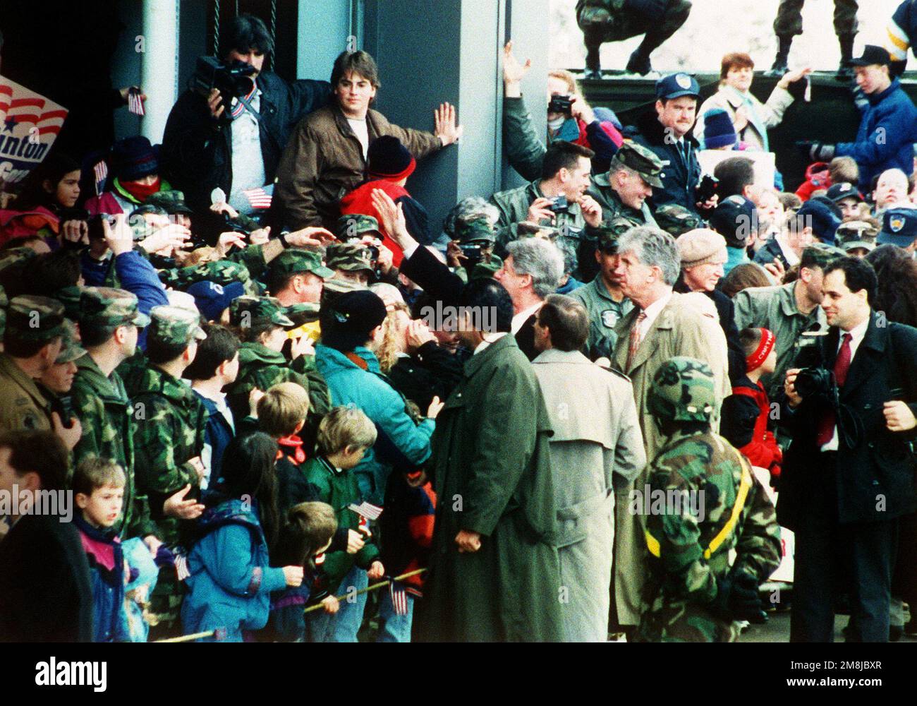 President William Jefferson Clinton is surrounded by secret service ...