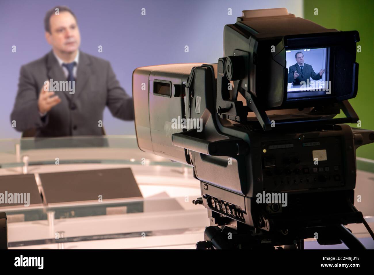 Male tv reporter talking to camera hi-res stock photography and images ...