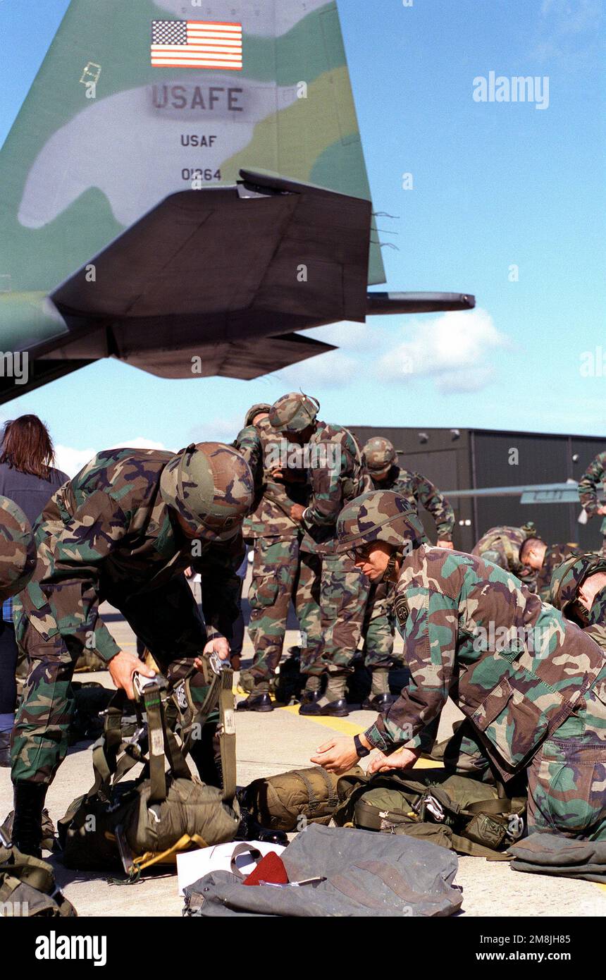 The 82nd Airborne troops, Fort Bragg, North Carolina prepare their ...