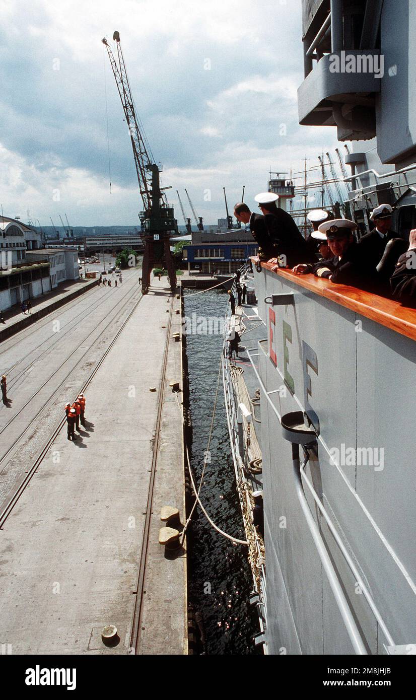 Sailors from the destroyer USS HAYLER (DD-997) tighten up the mooring ...