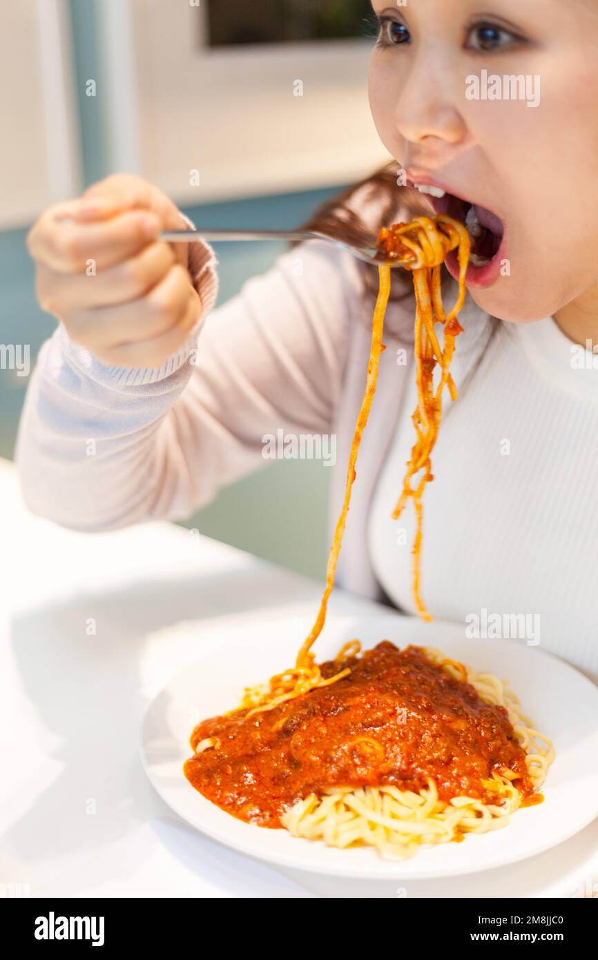 Young woman enjoy pasta Stock Photo - Alamy