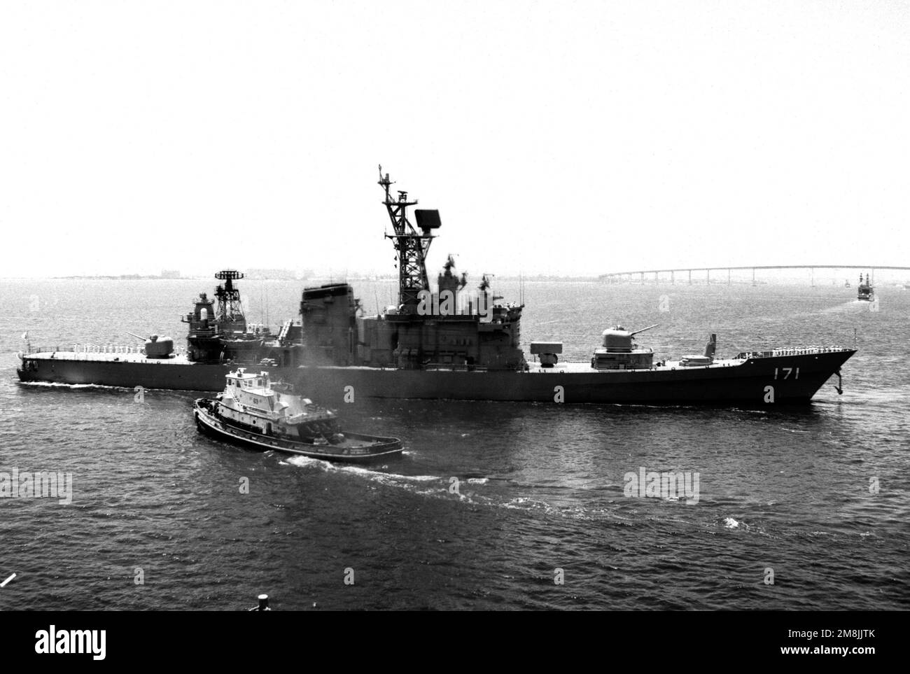 A starboard side view of the Japanese Maritime Self-Defense Force ...