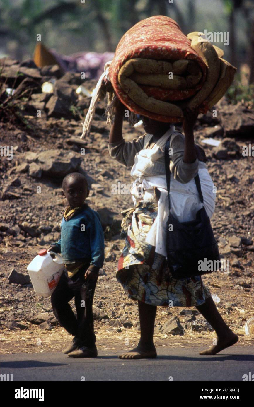 Rwandan refugees enter Goma after a civil war erupted in their country ...