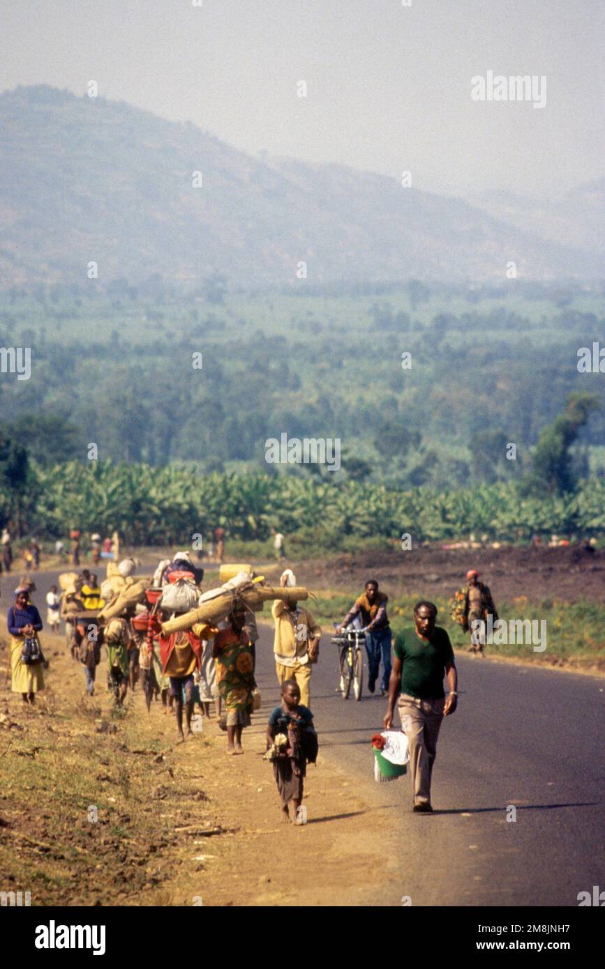 Rwandan refugees enter Goma after a civil war erupted in their country ...