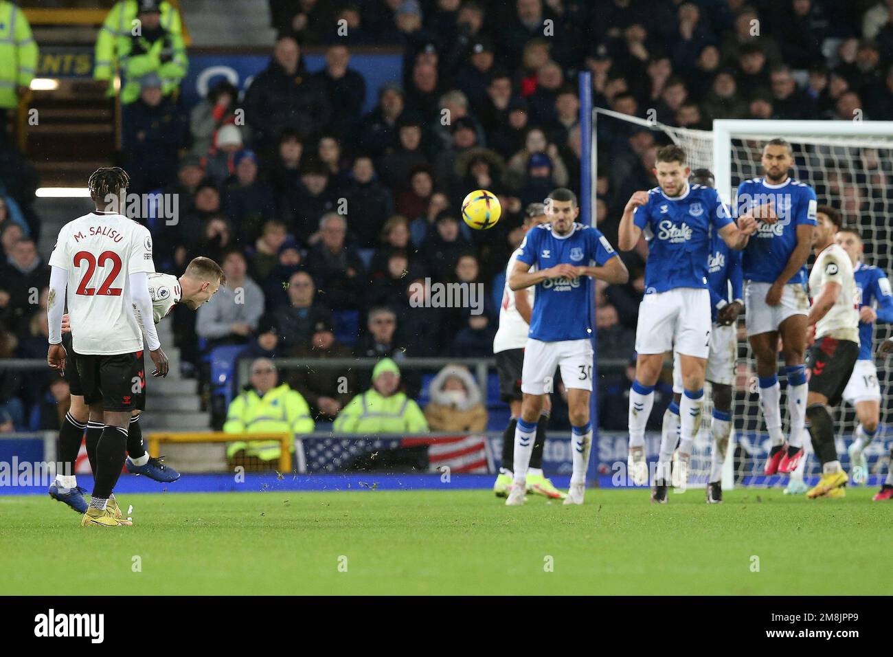 Free kick from behind hi-res stock photography and images - Alamy