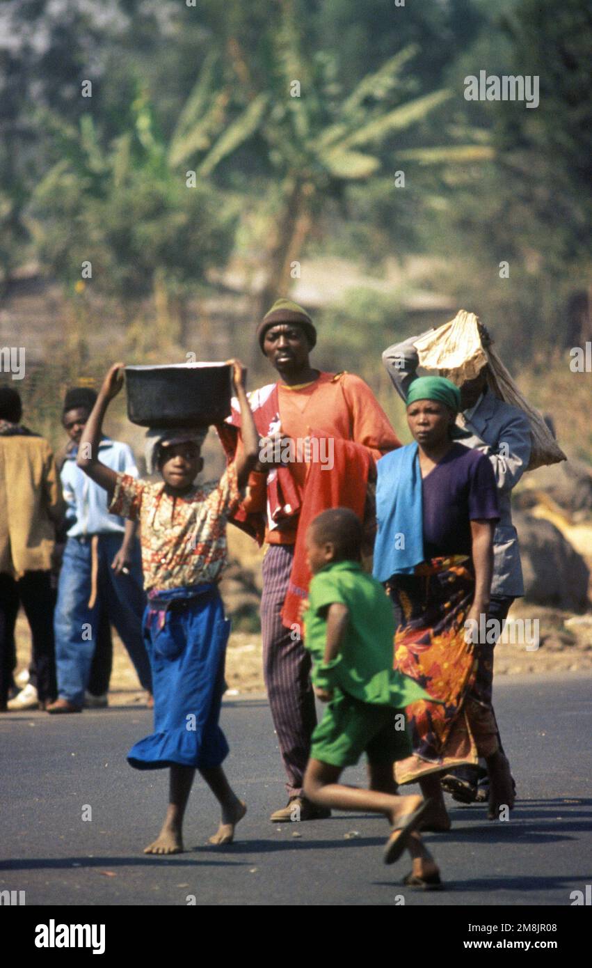 Rwandan refugees enter Goma after a civil war erupted in their country ...