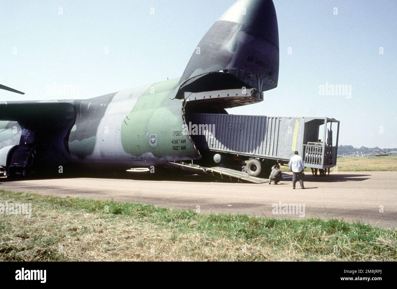 A C-5 from the 105th Air Guard, Stewart ANG Base, NY, off loads ...