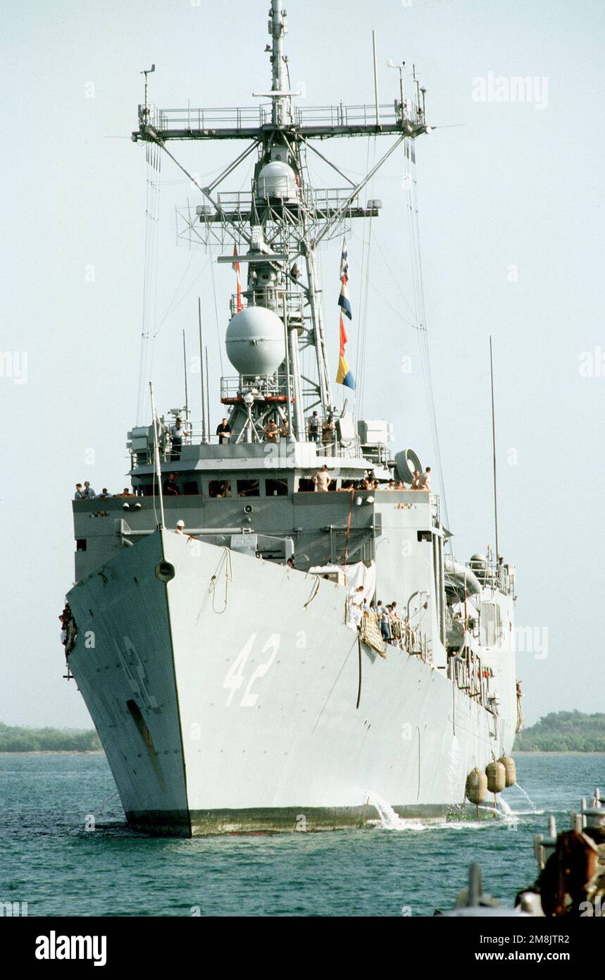 USS KLARKRING (FFG-42) from Charleston, S.C. transports Cubans, who ...