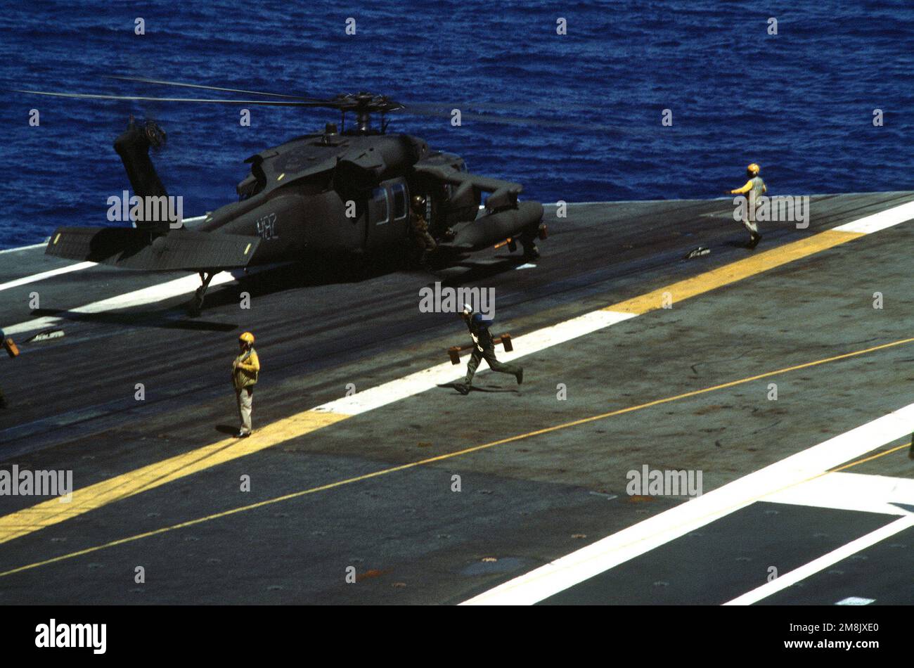Chalk and chain crew members secure a US Army Black Hawk (Blackhawk ...