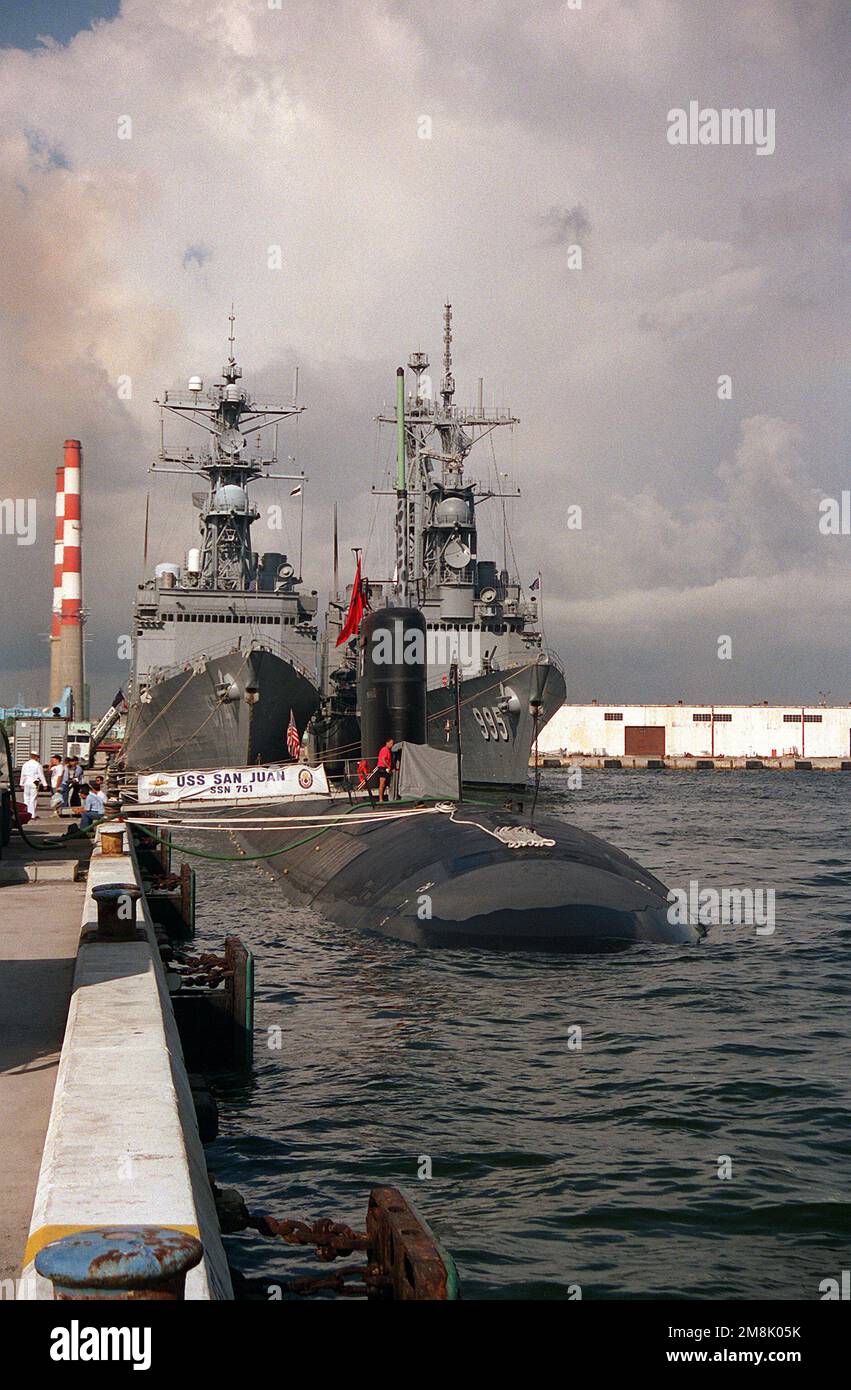 A starboard bow view of the nuclear-powered attack submarine USS SAN ...