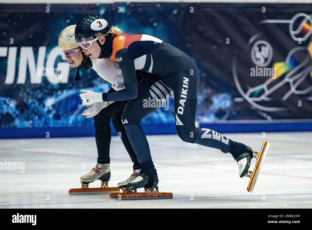 GDANSK - Xandra Velzeboer and the German Anna Seidel during 1500 meters ...