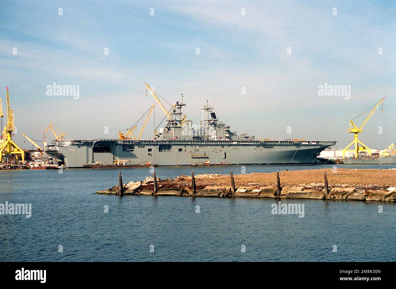 Starboard side view of the amphibious assault ship USS Boxer (LHD-4 ...