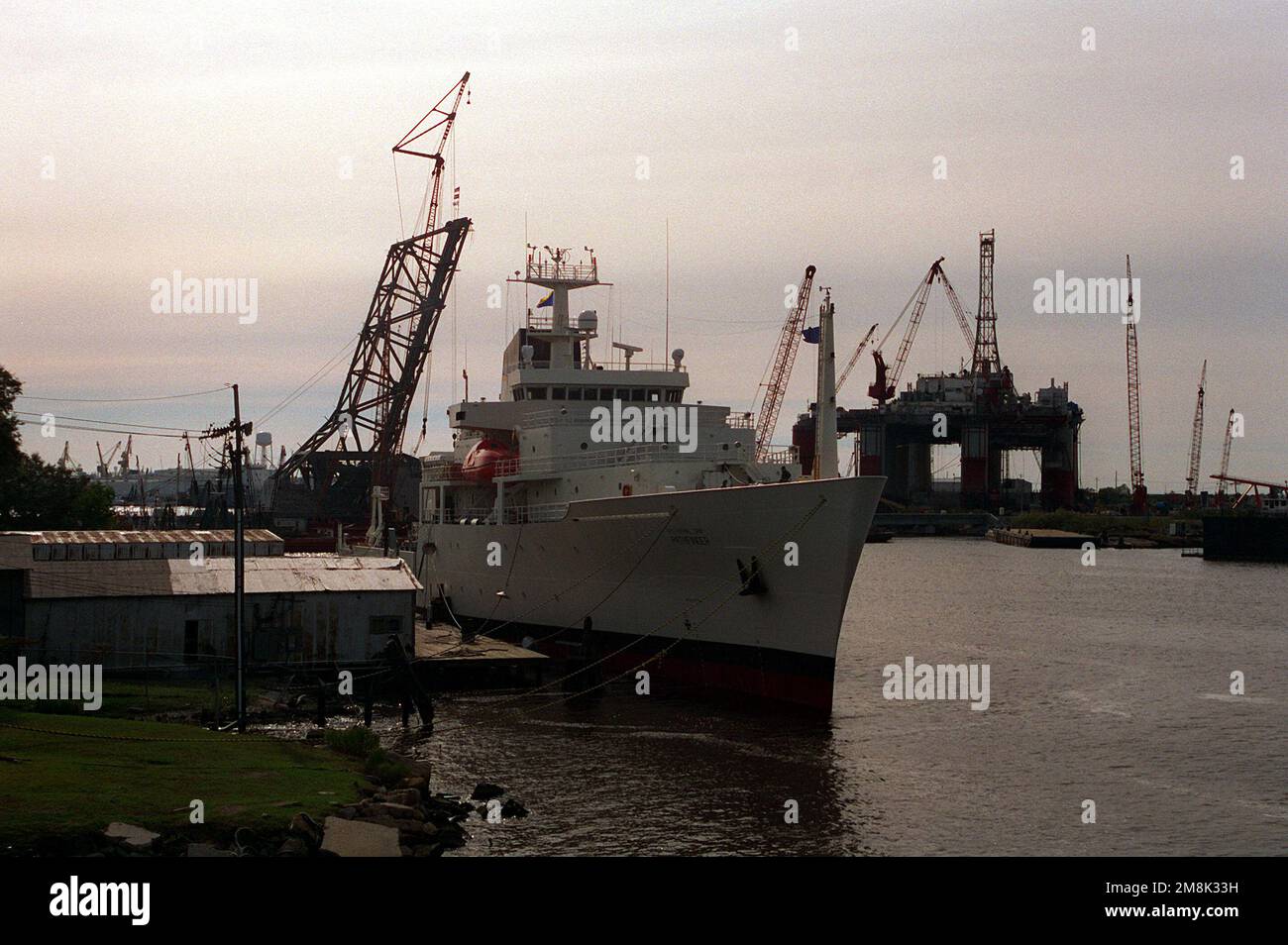 Usns pathfinder hi-res stock photography and images - Alamy