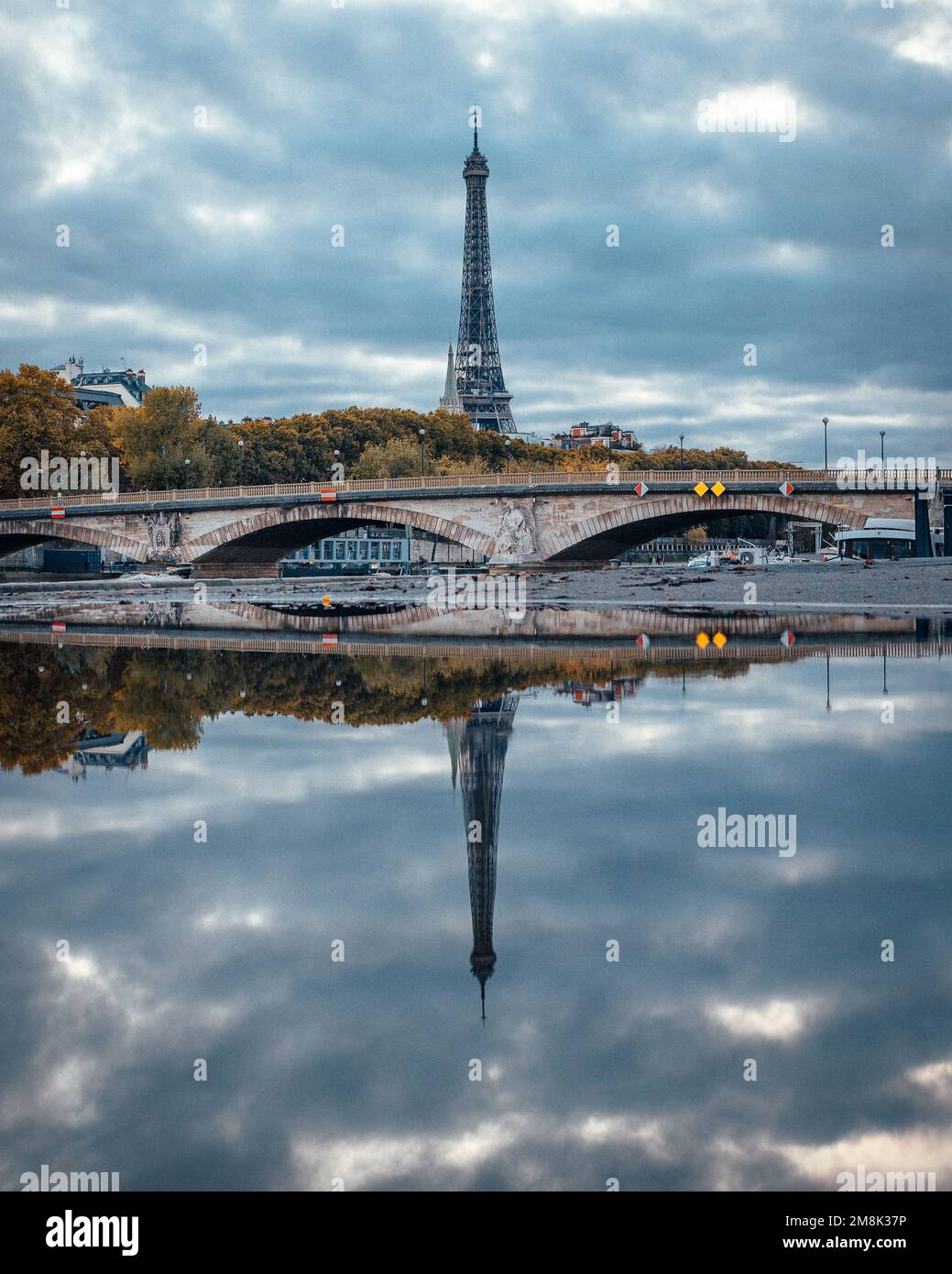The famous Eiffel tower in the background of the Seine river in Paris ...