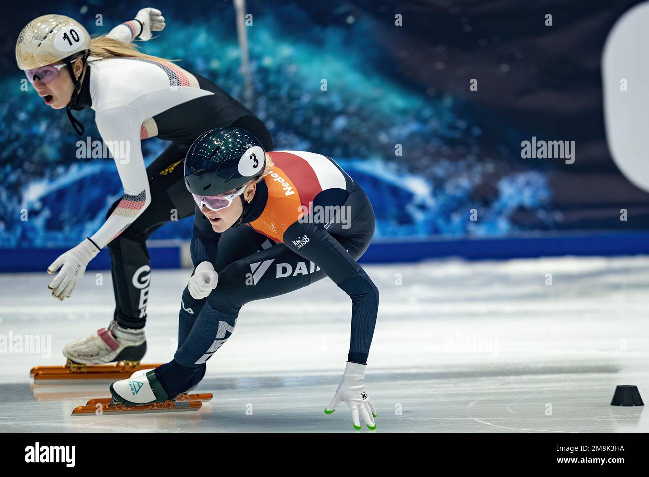 GDANSK - Xandra Velzeboer and the German Anna Seidel during 1500 meters ...