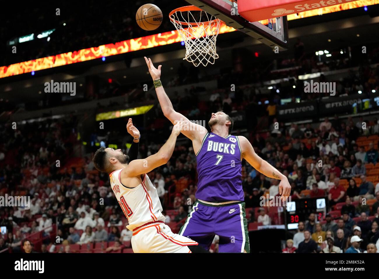 Milwaukee Bucks guard Joe Ingles (7) goes to the basket as Miami Heat ...