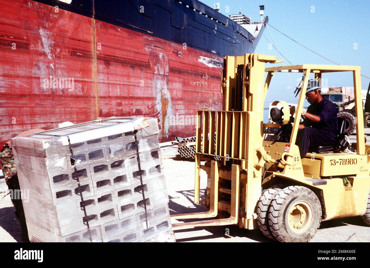 Pallets being loaded hi-res stock photography and images - Alamy
