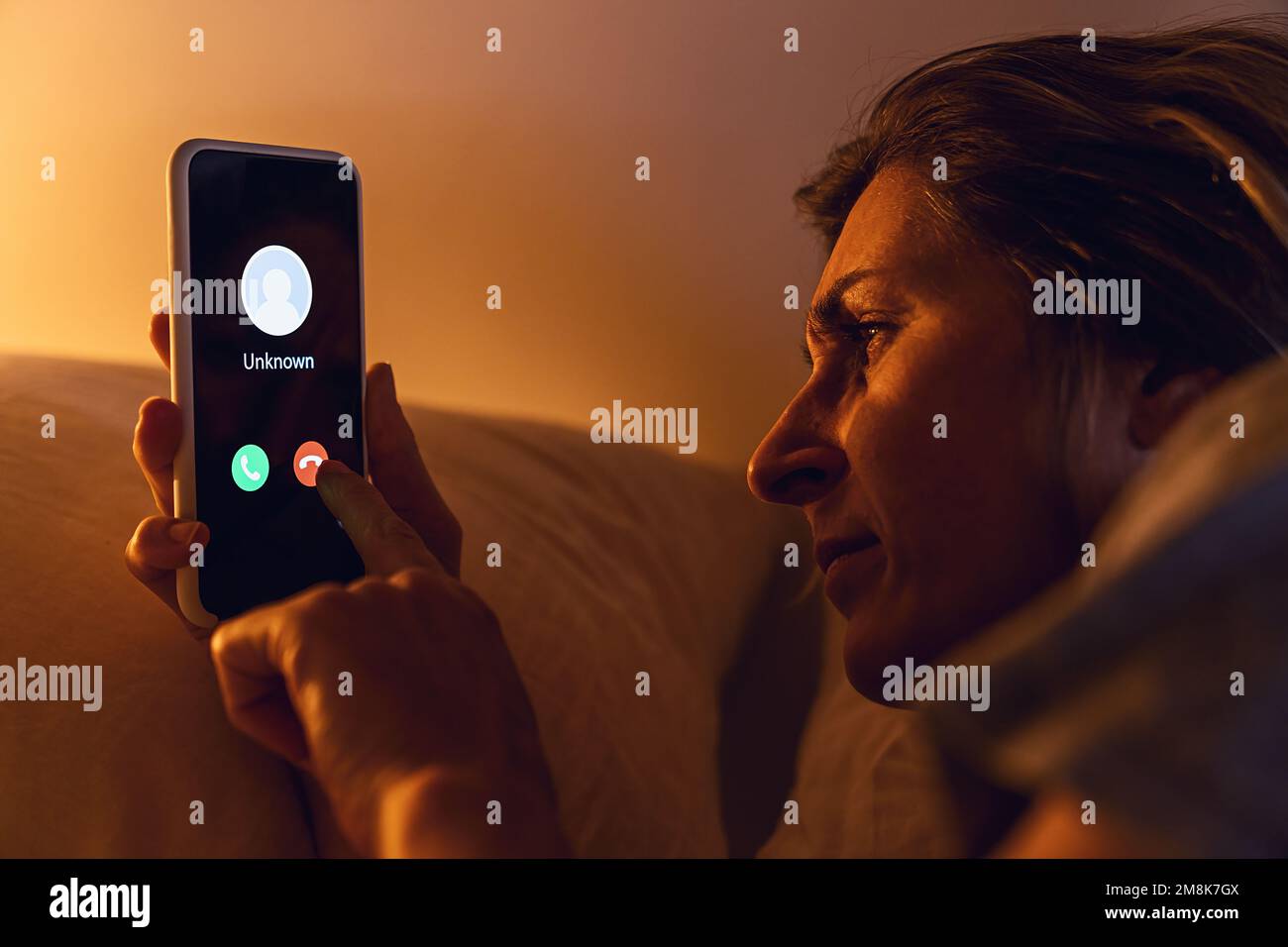 Unknown caller calling in the middle of the night. Phone call from ...