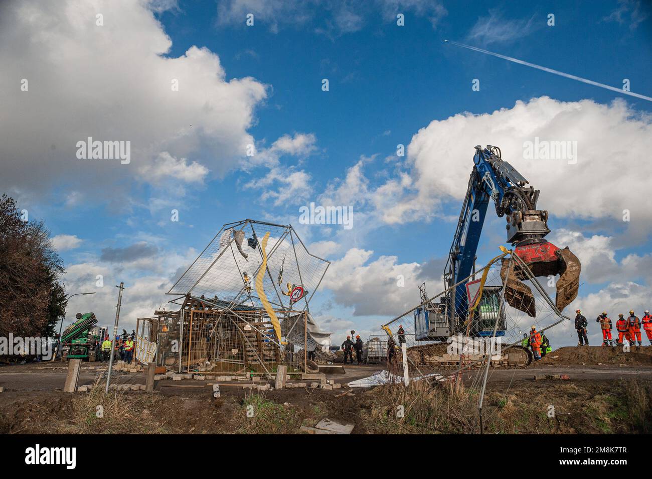 Lutzerath, Germany. 11th Jan, 2023. Heavy equipment and police start to ...