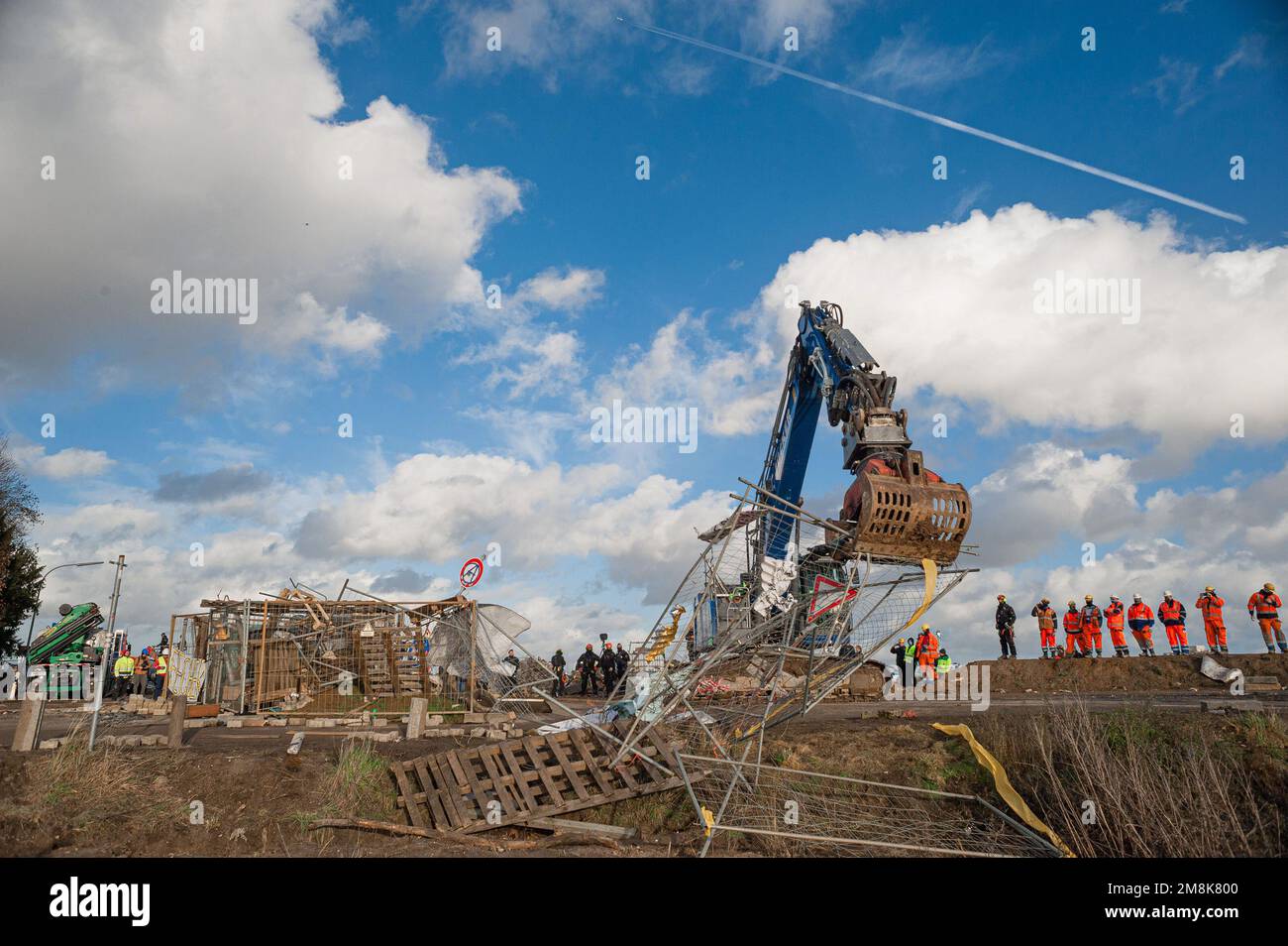 Lutzerath, Germany. 11th Jan, 2023. Heavy equipment and police start to ...