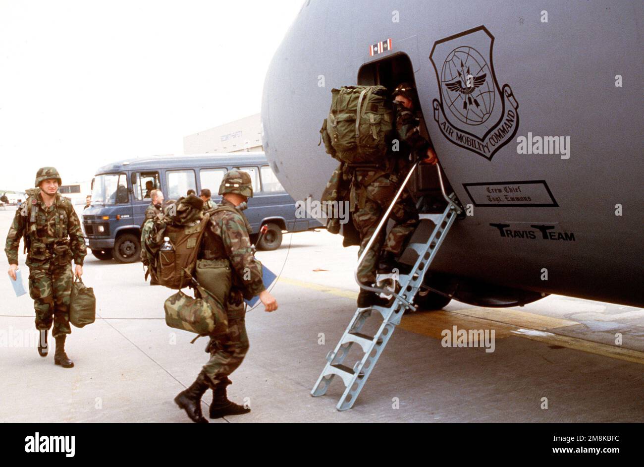 US Army soldiers board a US Air Force C-141 Starlifter for deployment ...