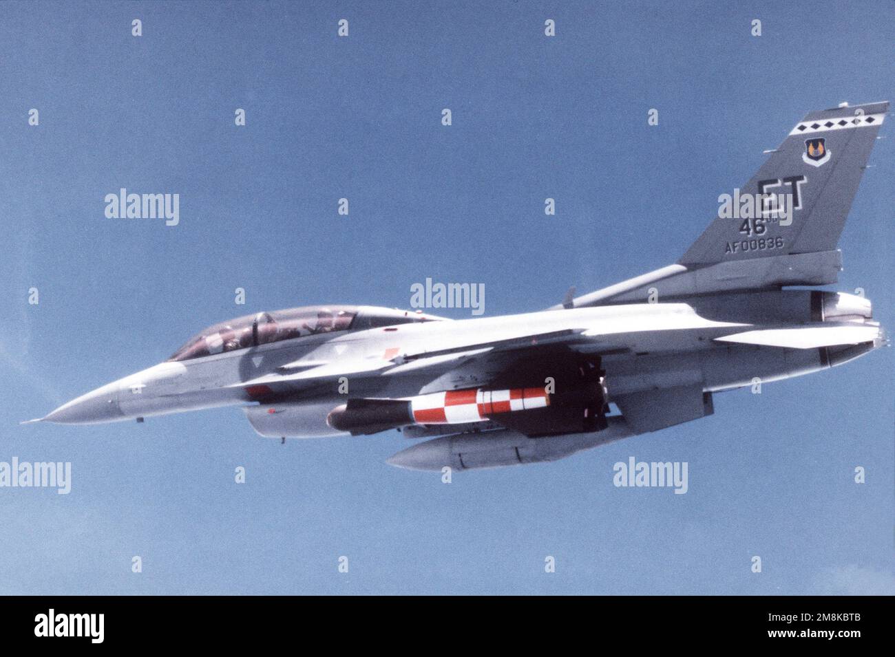 F 16 fighting falcon bomb hi-res stock photography and images - Alamy