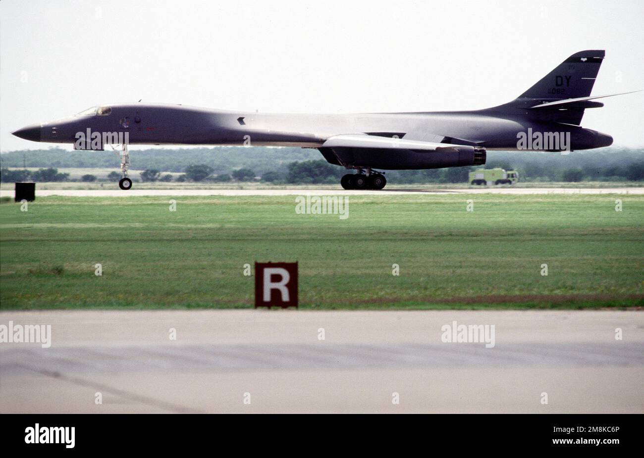 Landing of "Global Power", one of two "B-1B Lancer aircraft of the 9th ...