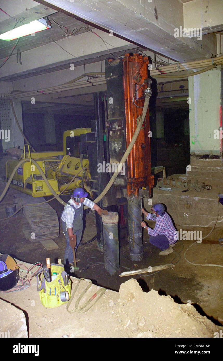 Pentagon construction workers hi-res stock photography and images - Alamy