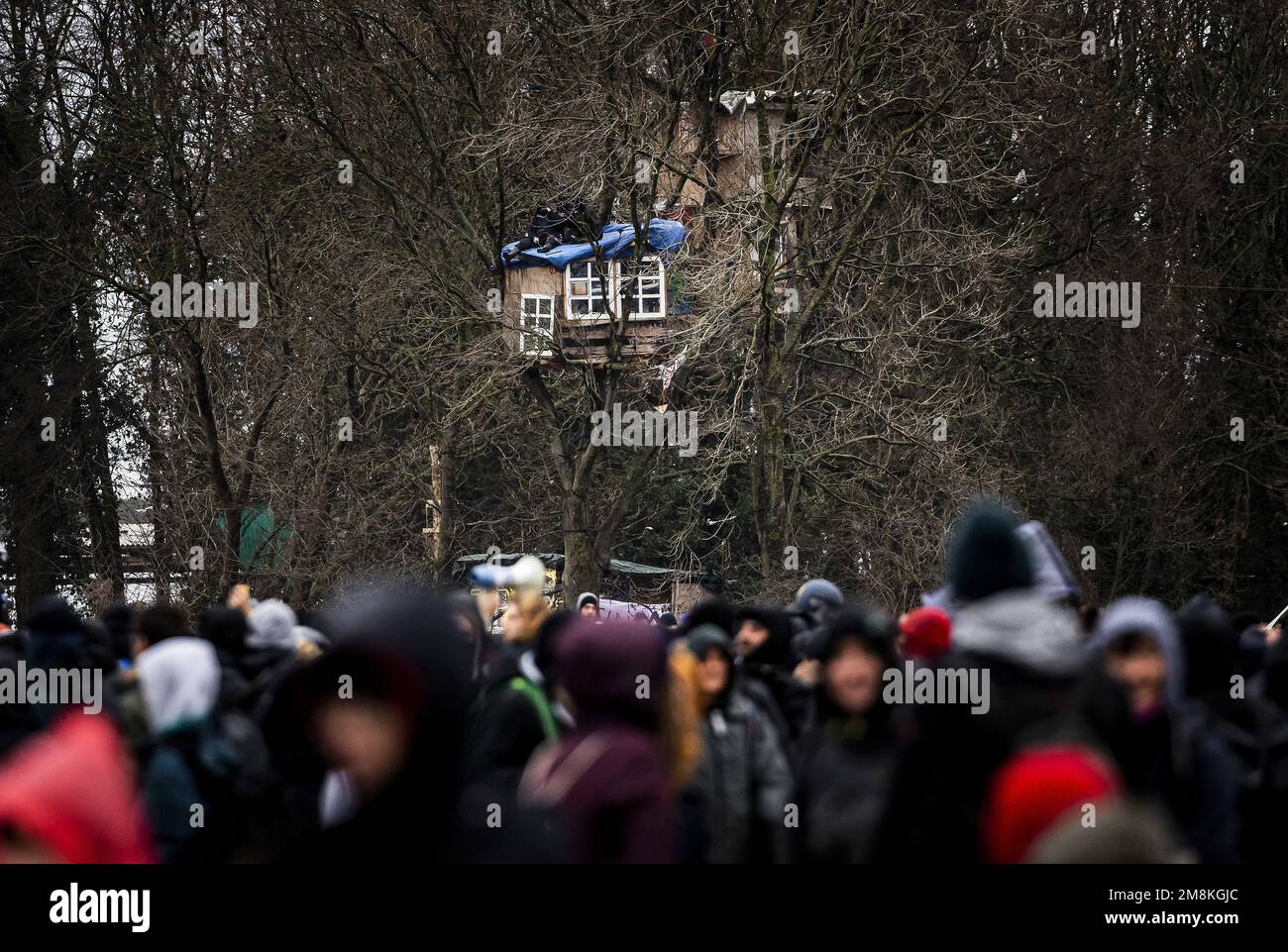 KEYENBERG - Climate activists enter the site of the excavation of RWE ...