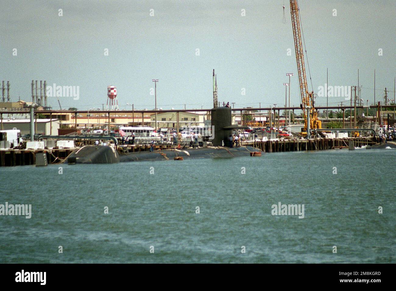 A starboard quarter view of the nuclear-powered attack submarine USS ...