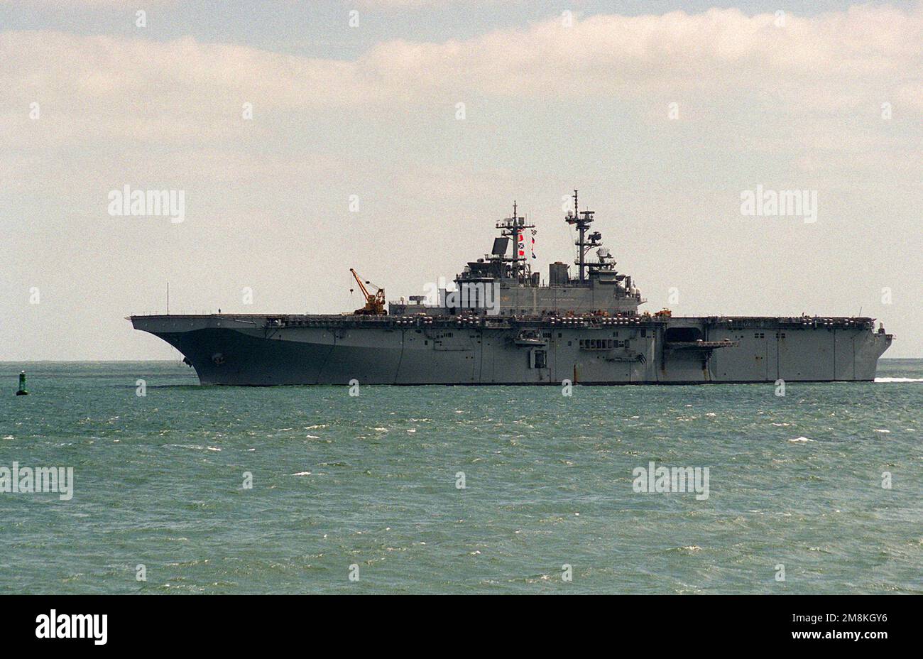 A port bow view of the amphibious assault ship USS WASP (LHD-1 ...