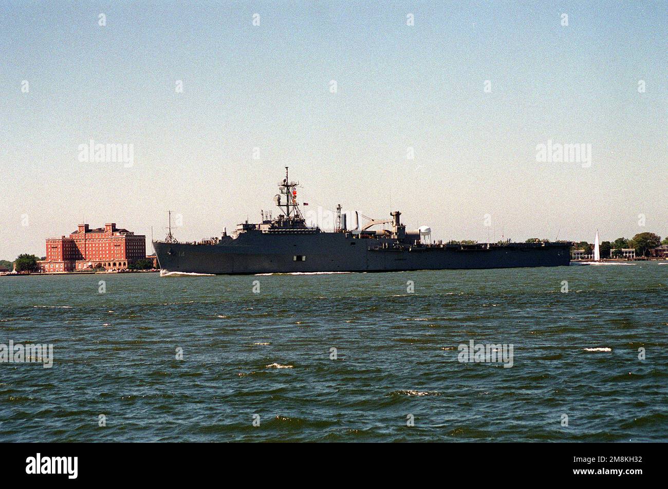 A port side view of the amphibious transport dock USS TRENTON (LPD-14 ...
