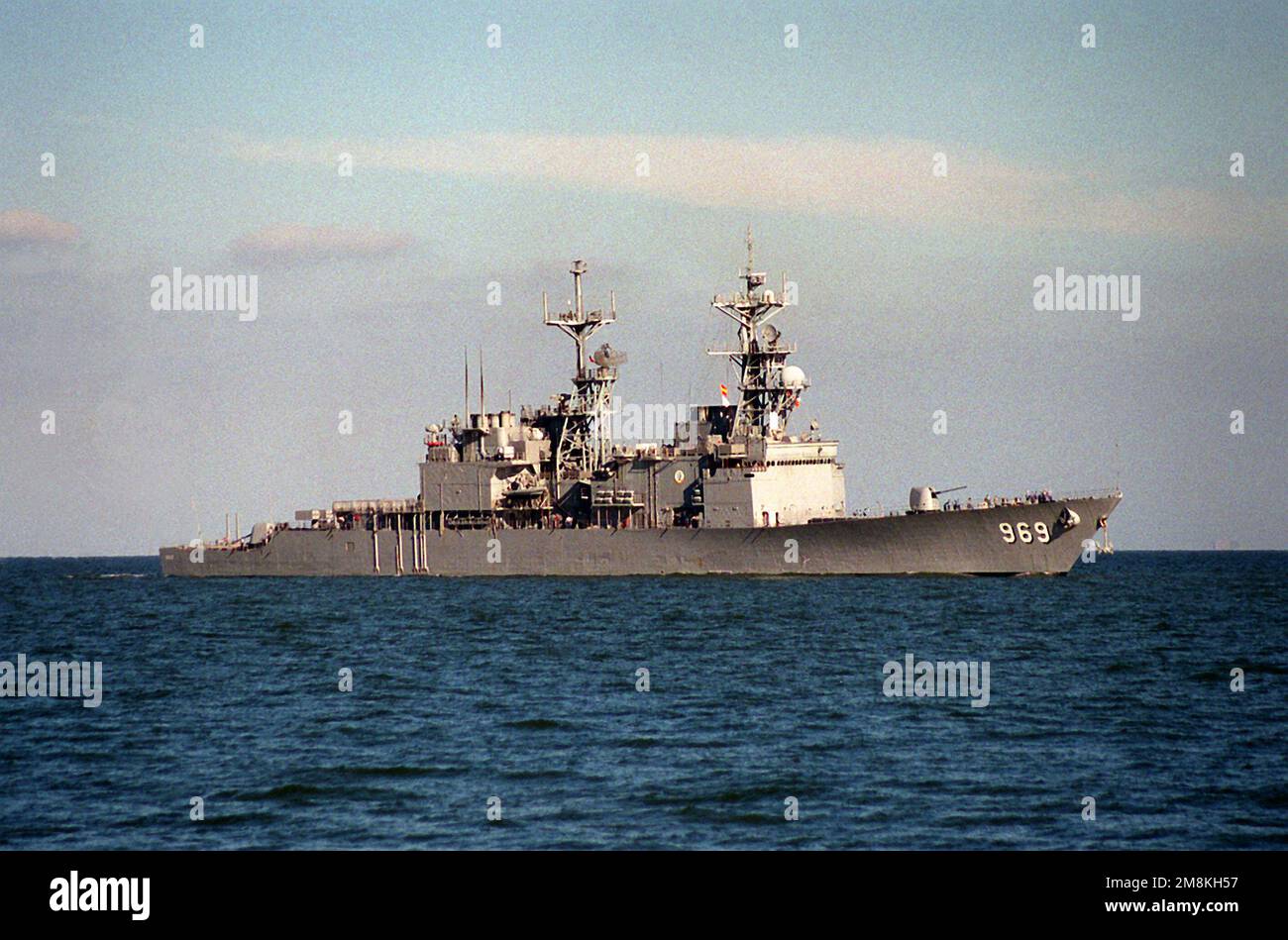 A starboard bow view of the destroyer USS PETERSON (DD-969) entering ...