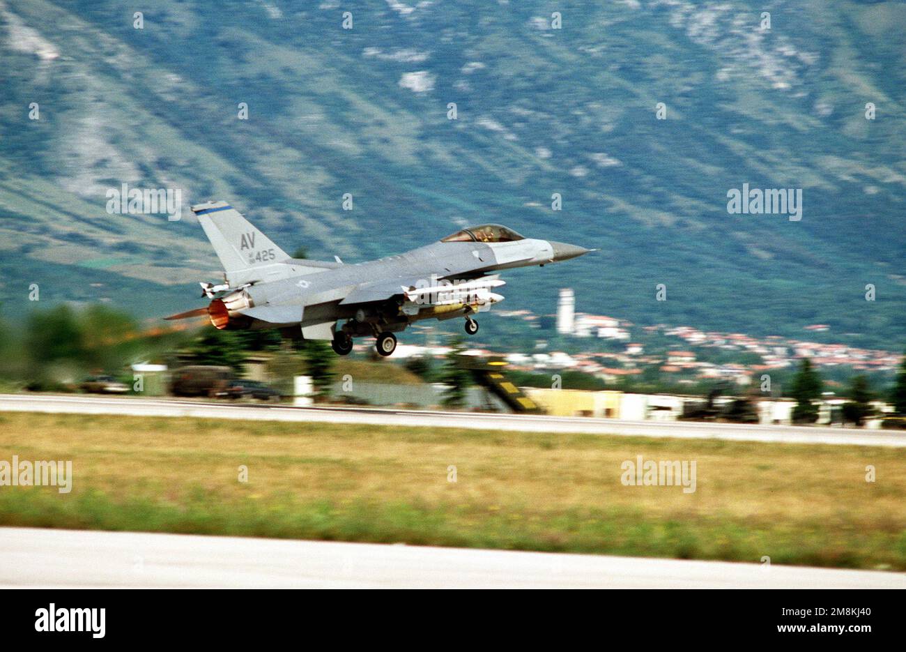 A right side view of a US Air Force F-16C Fighting Falcon aircraft of ...